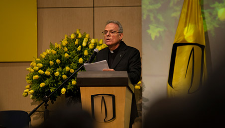 Padre Camilo Bernal Hadad en grados 2019-1 | Uniandes